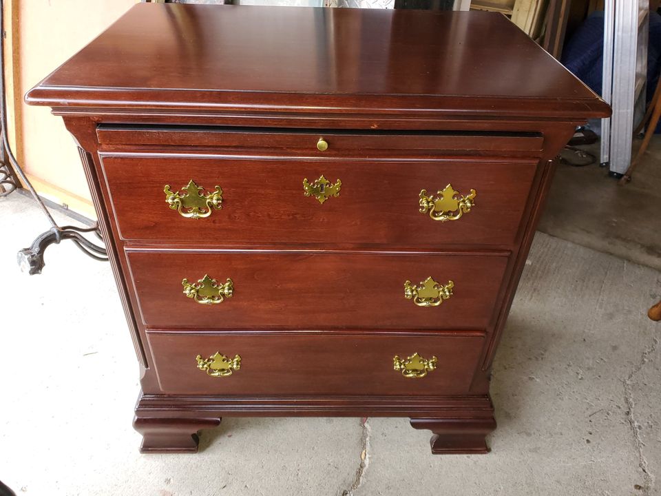 Kinkaid Cherry 3 Drawer Bed Side Table Dresser Chest - Excellent - Long ...