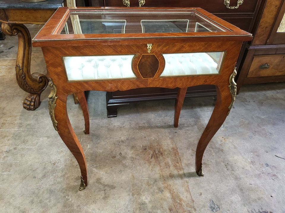 Mahogany Side Table Display Case - Elegant details with Inlay and Brass ...